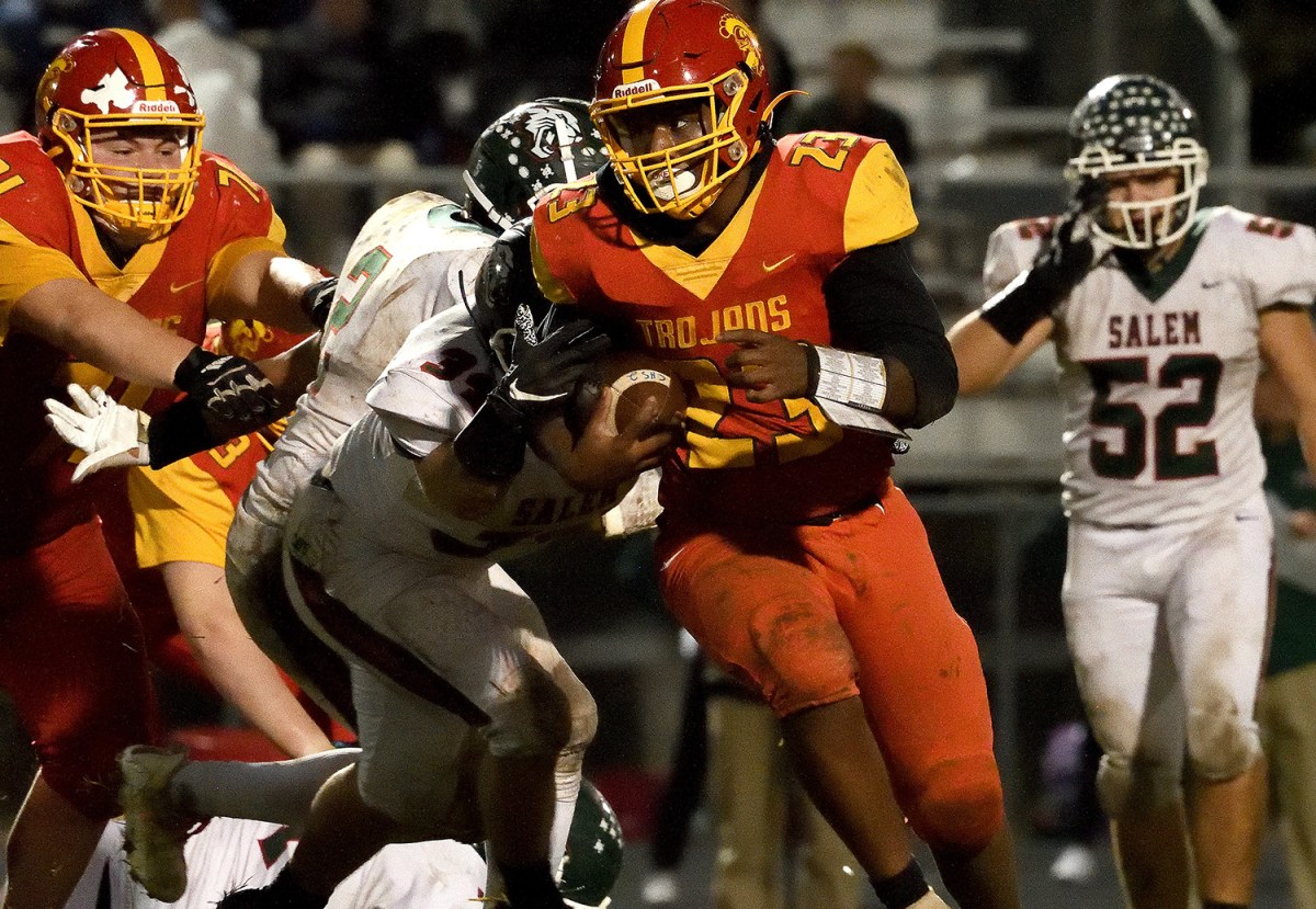 Photo gallery: Charleston football season finale – Coles County Sports