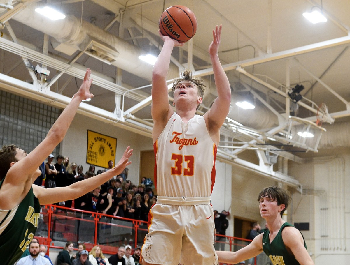 Charleston relies on barrage of 3s to knock off Mattoon for 5th ...